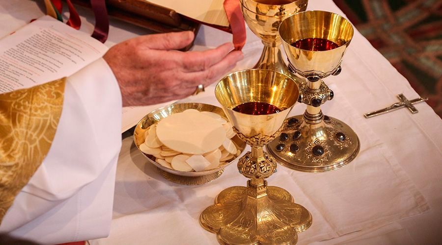 Jogaram 32 hóstias consagradas ao chão: uma menina viu e nos deu uma ...