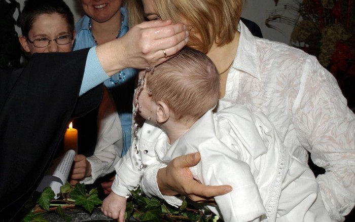 Por que os católicos batizam os bebês?